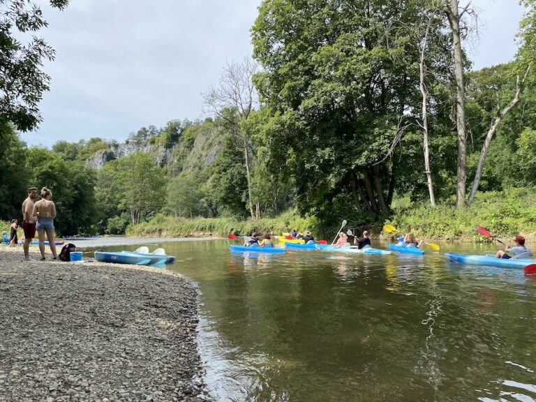 Descente de la Lesse en kayak à Dinant : avis et guide pratique